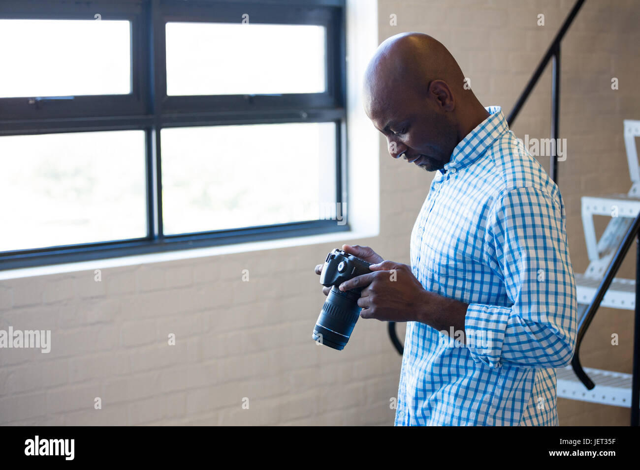 Man checking photo in camera Stock Photo - Alamy