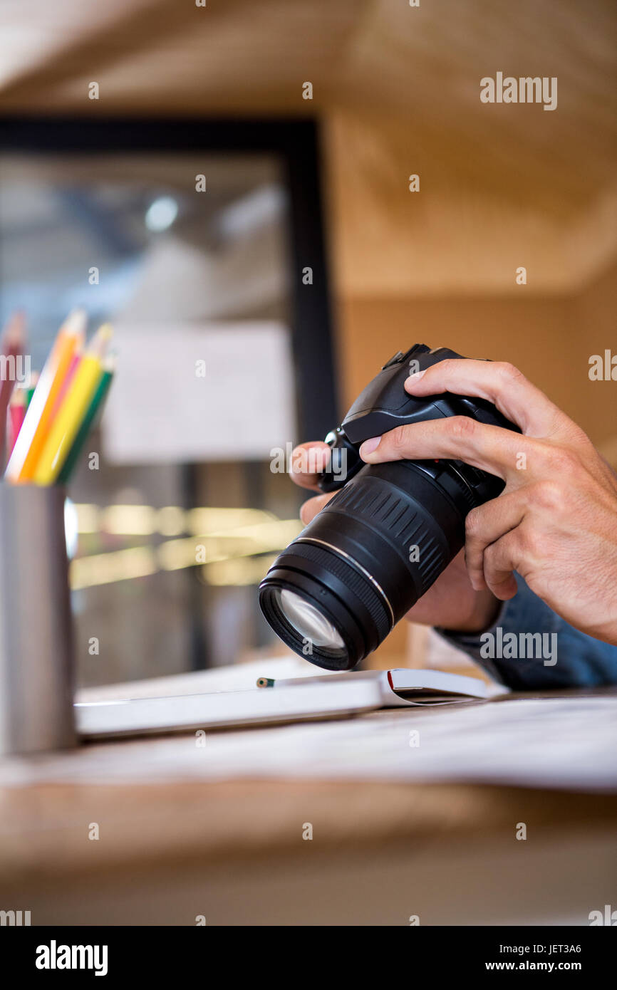 Man checking photo in camera Stock Photo - Alamy