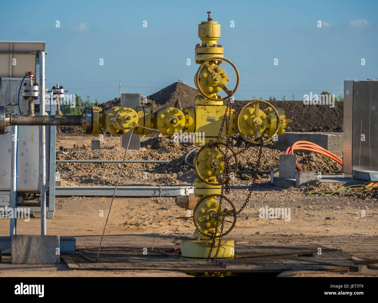 Oil and gas wellhead hi-res stock photography and images - Alamy