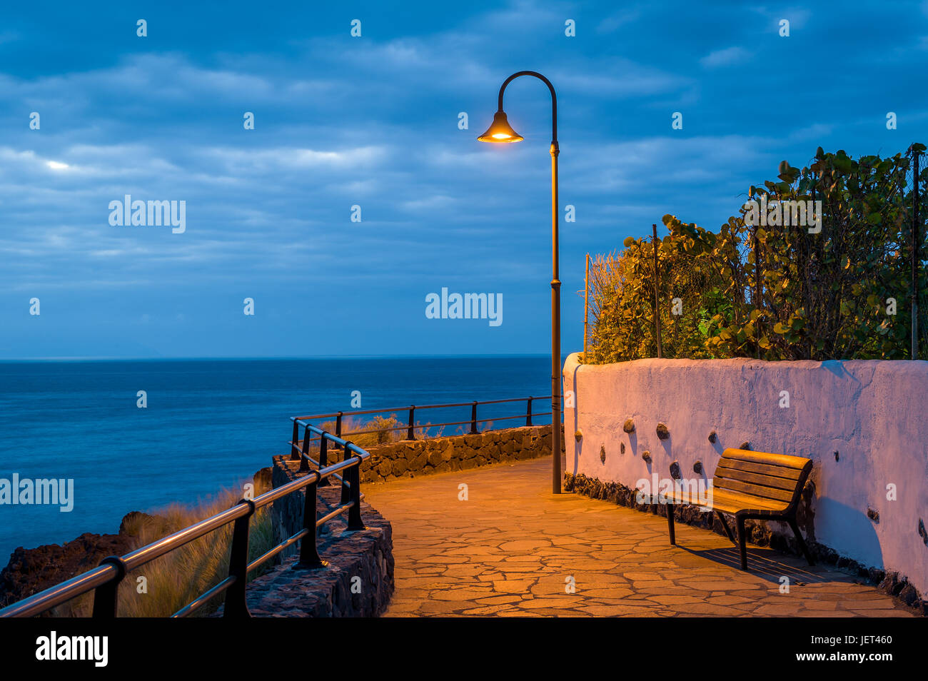 Shore at night hi-res stock photography and images - Alamy