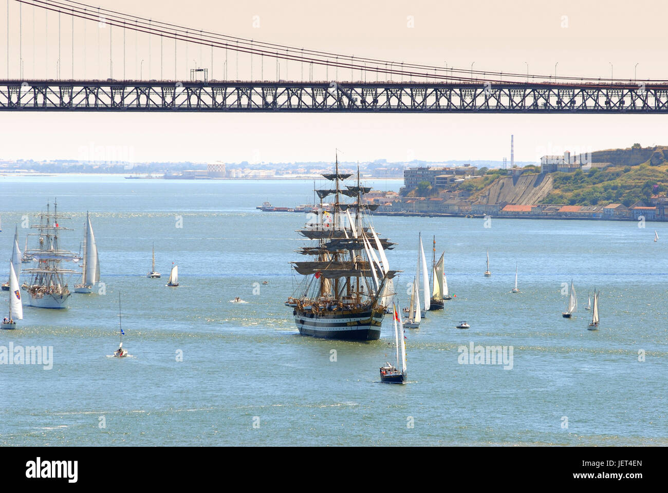 River ships bridge in hi-res stock photography and images - Alamy