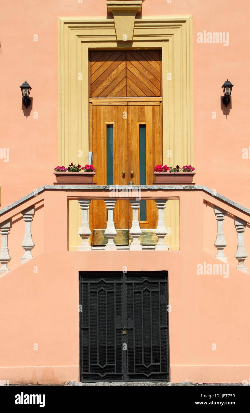 Old door of a renaissance palace hi-res stock photography and images ...