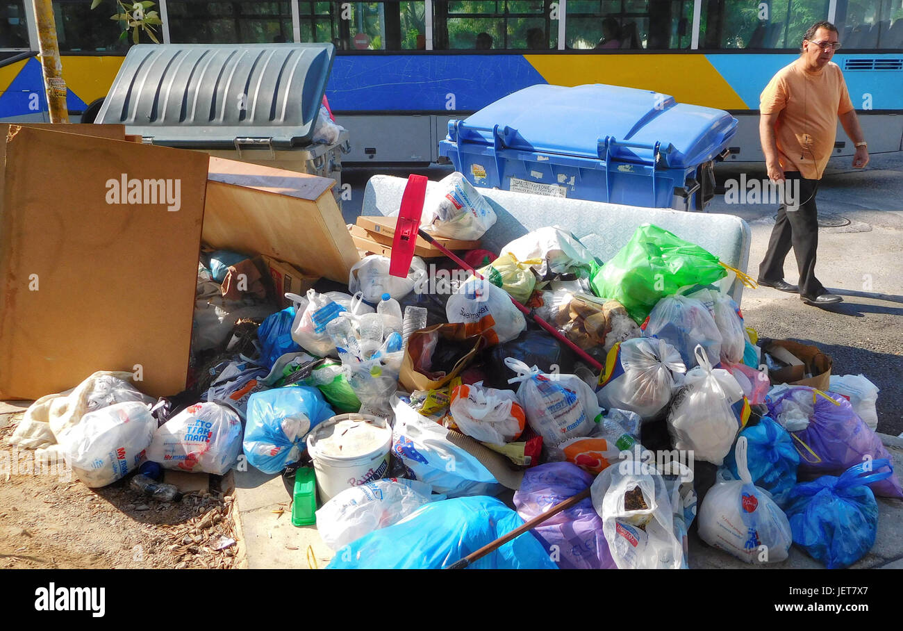Garbage collection strike hi-res stock photography and images - Alamy