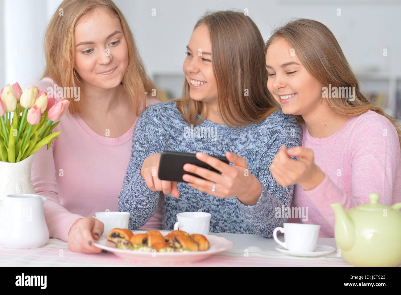 Teenagers sitting table hi-res stock photography and images - Alamy