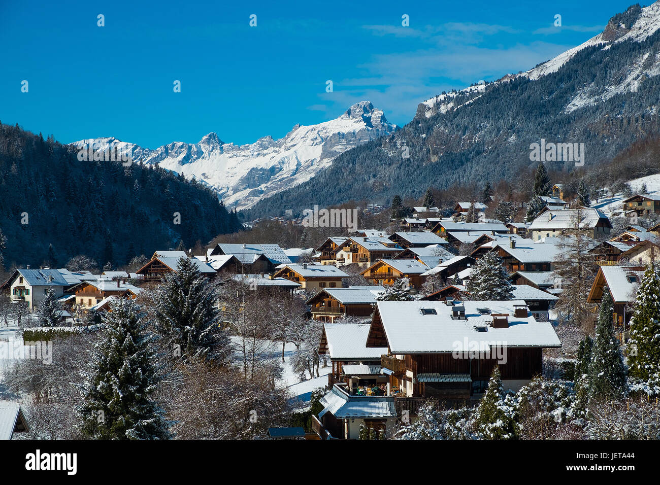 Chamonix snow village hi-res stock photography and images - Alamy