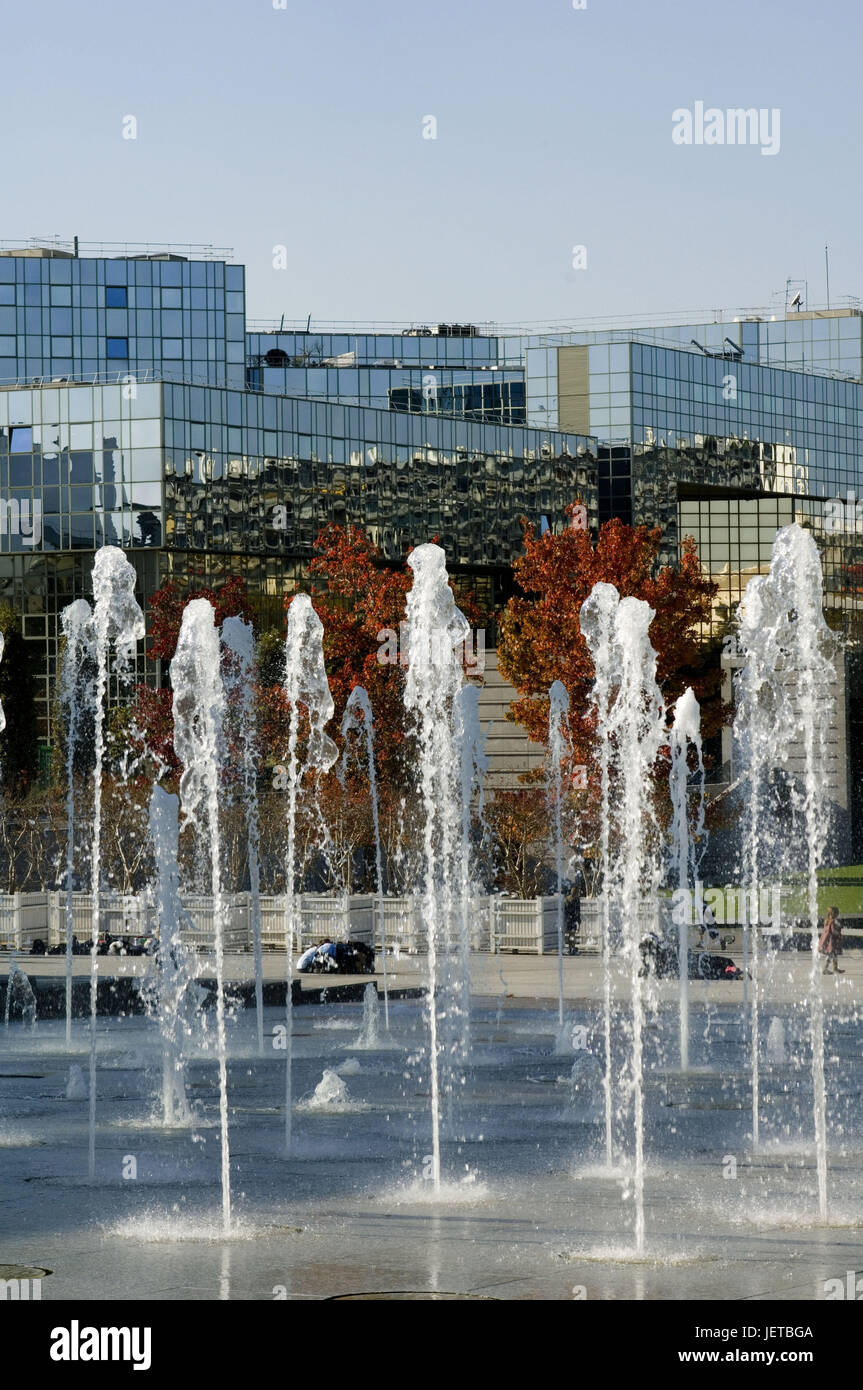 France, Paris, Parc Andre Citroen, building 'Le Ponant', fountains ...