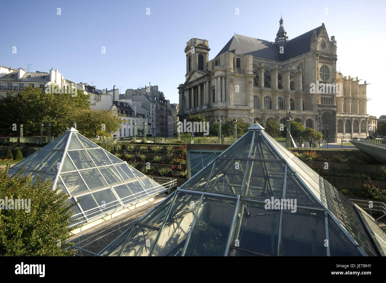 Glass pyramids hi-res stock photography and images - Alamy