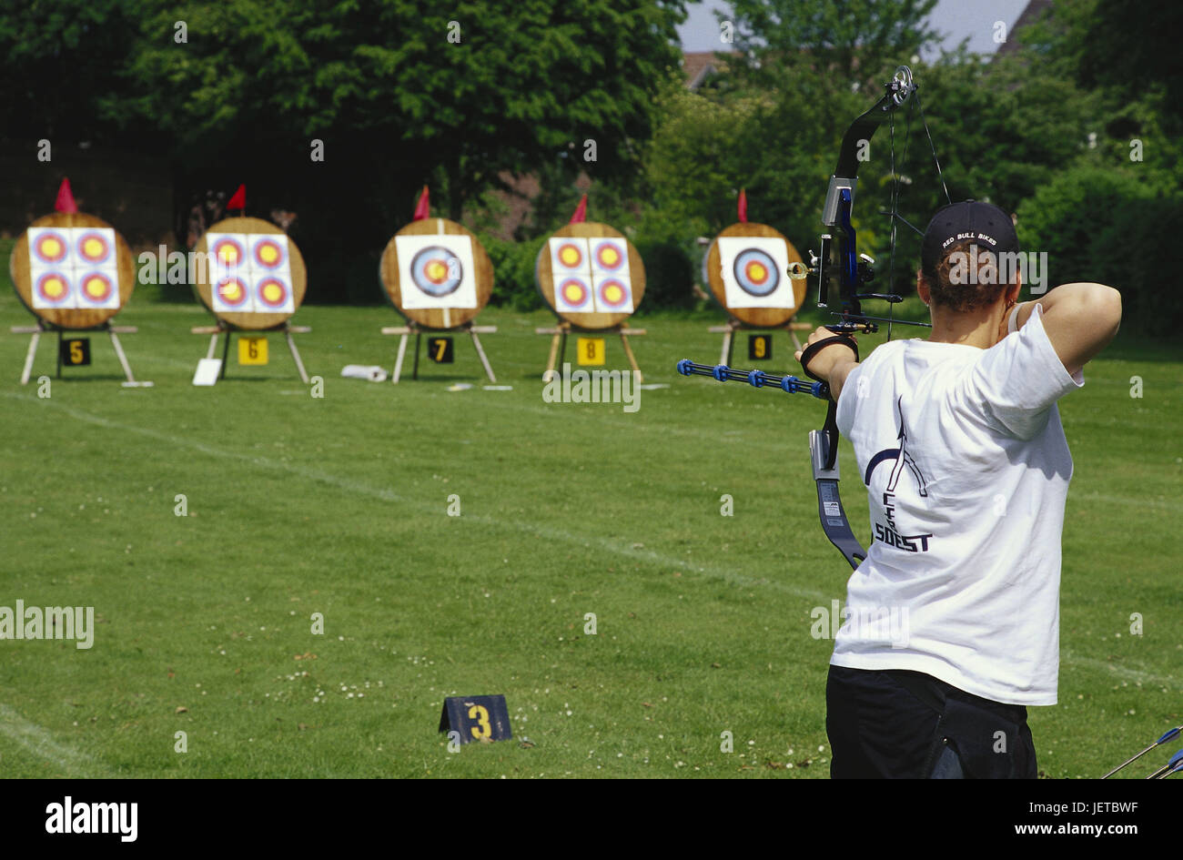 Woman shooting targets hi-res stock photography and images - Alamy
