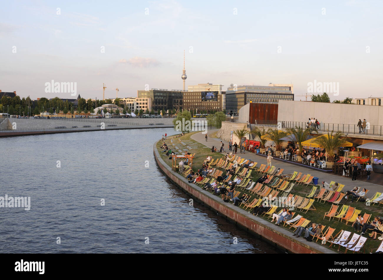 Spree shore, deck chairs, bar, Berlin, Germany Stock Photo - Alamy