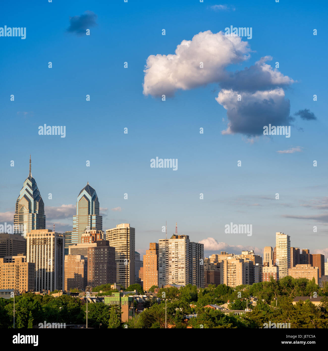Philadelphia skyline at dusk hi-res stock photography and images - Alamy