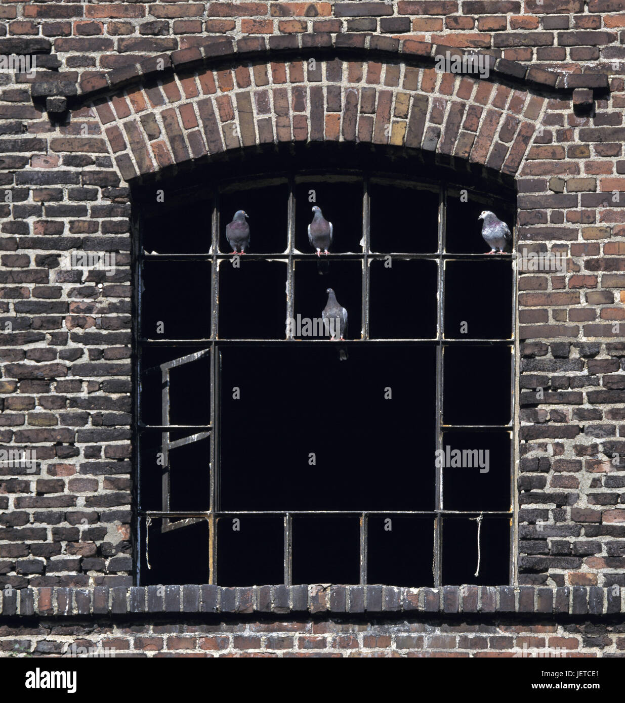 Old hoist hi-res stock photography and images - Alamy