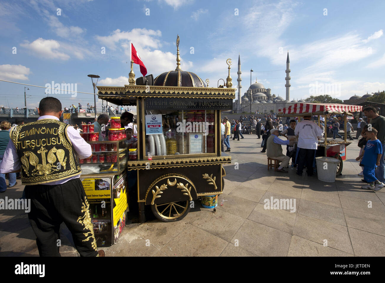 Turkey, Istanbul, part of town of Eminou, street vendor, Yeni mosque in ...