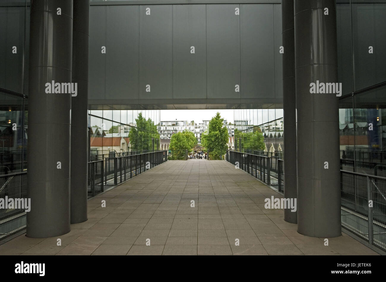 Building with pillars hi-res stock photography and images - Alamy