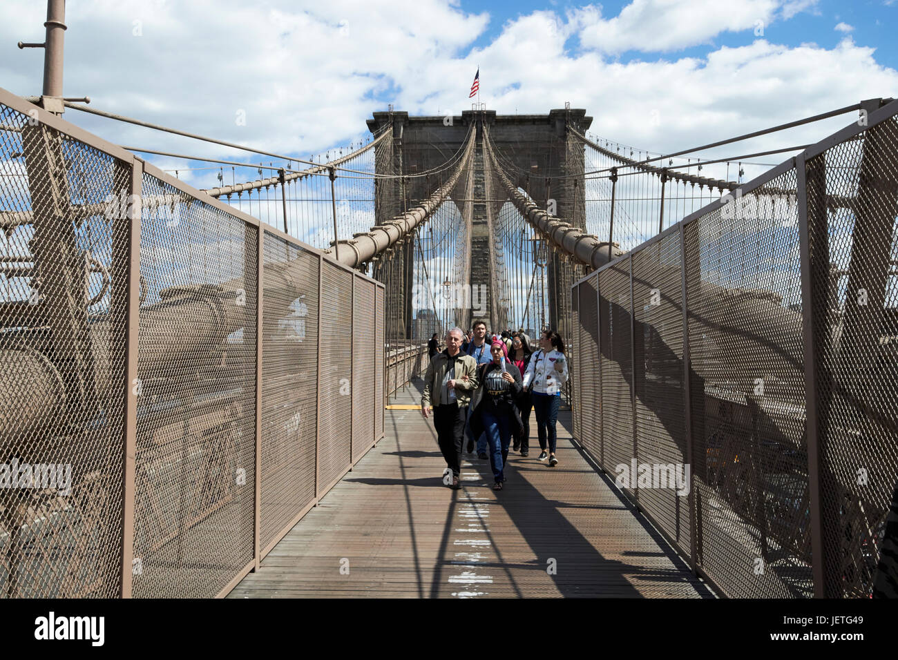 Brooklyn bridge pedestrian walkway hi-res stock photography and images ...