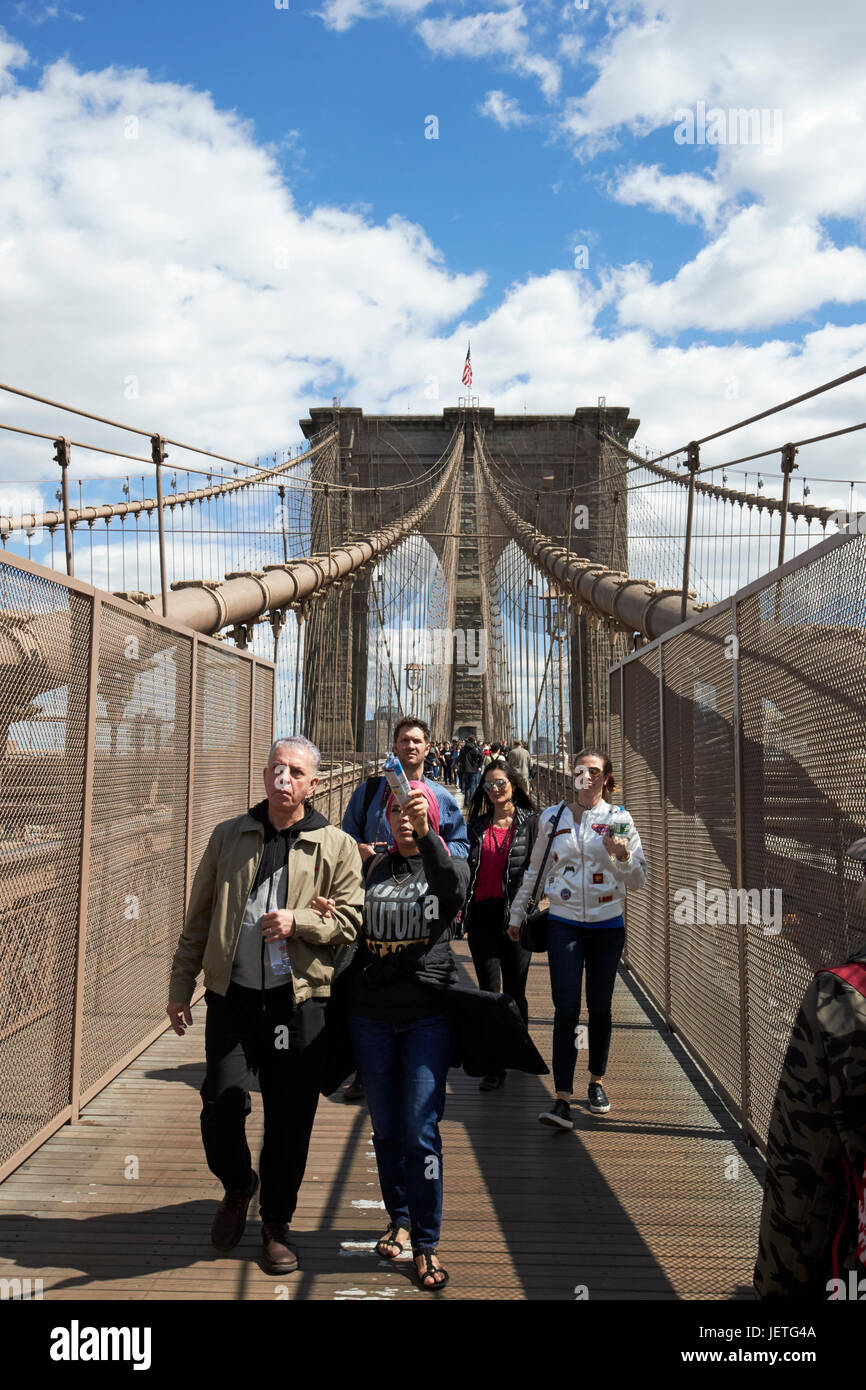 Brooklyn bridge pedestrian walkway High Resolution Stock Photography ...
