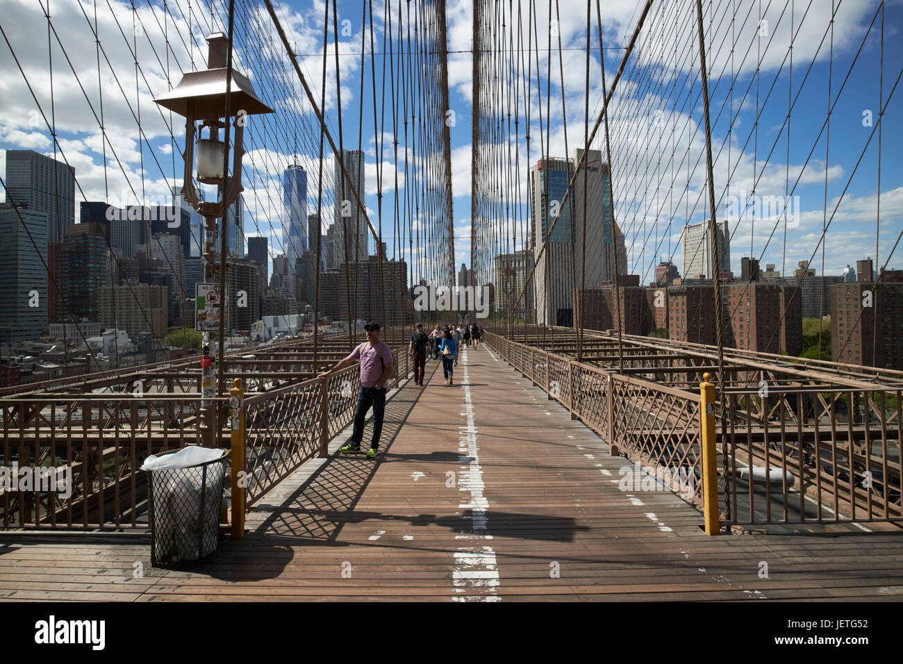 People walking pedestrian manhattan hi-res stock photography and images ...