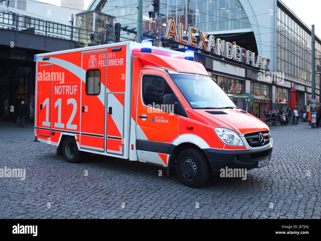 Ein Notarztwagen der Feuerwehr steht in Berlin im Stadtteil Mitte am 28 ...