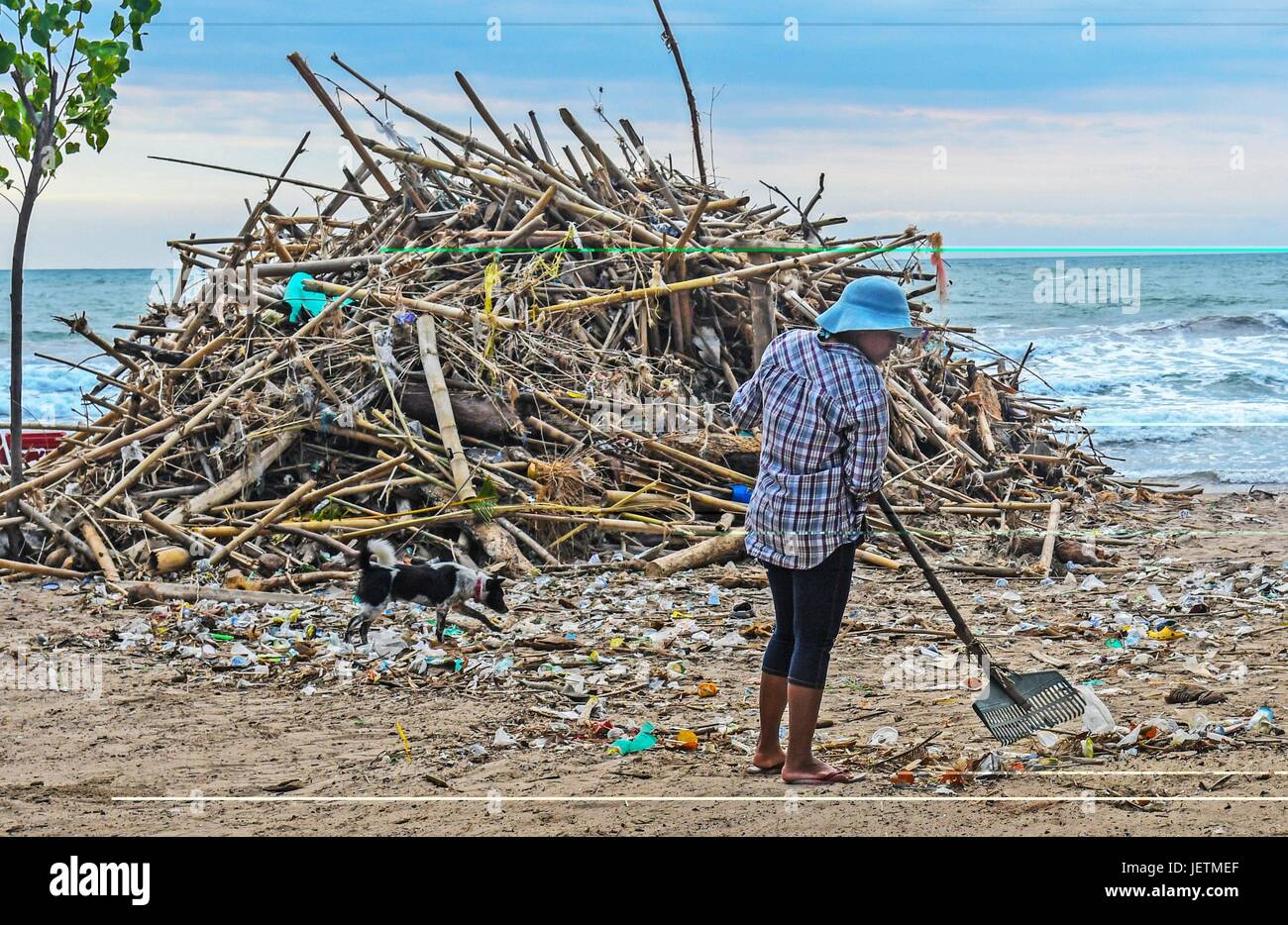 Garbage on beach kuta hi-res stock photography and images - Alamy