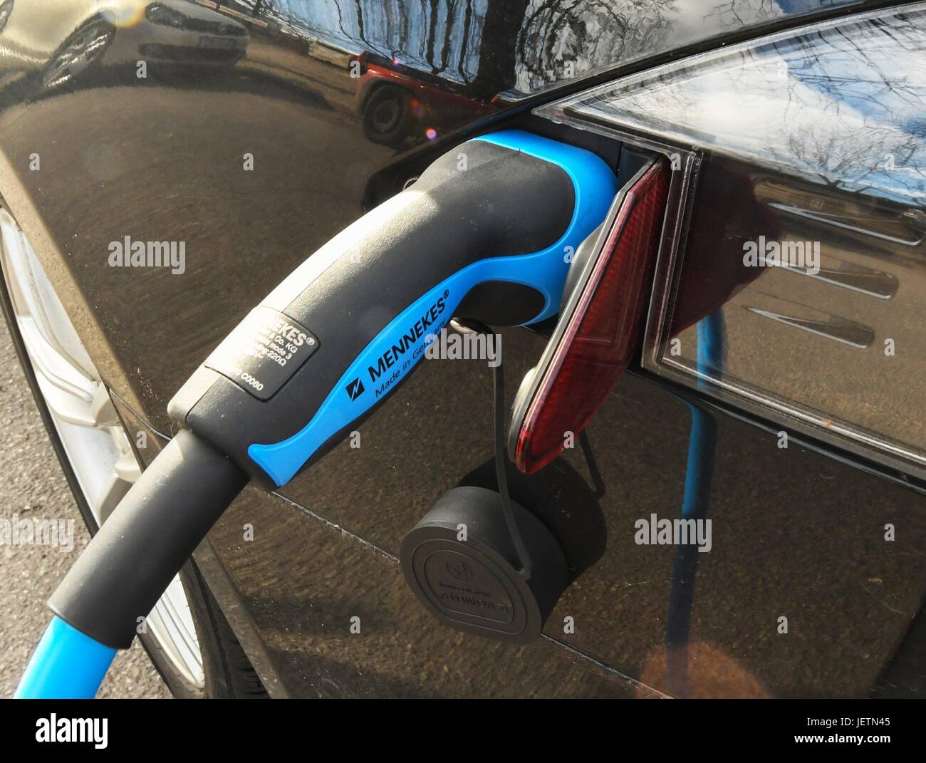 Tesla car loading hi-res stock photography and images - Alamy