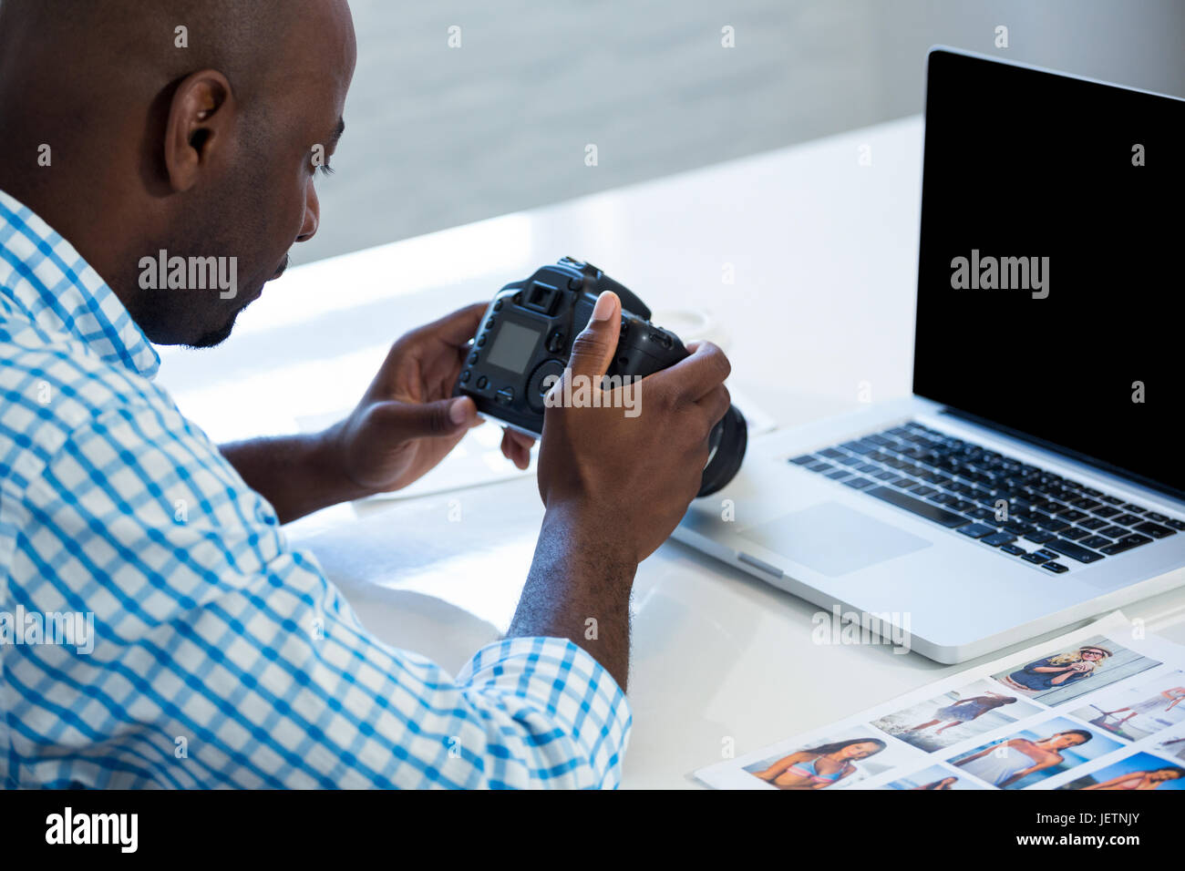 Man checking photo in camera Stock Photo - Alamy