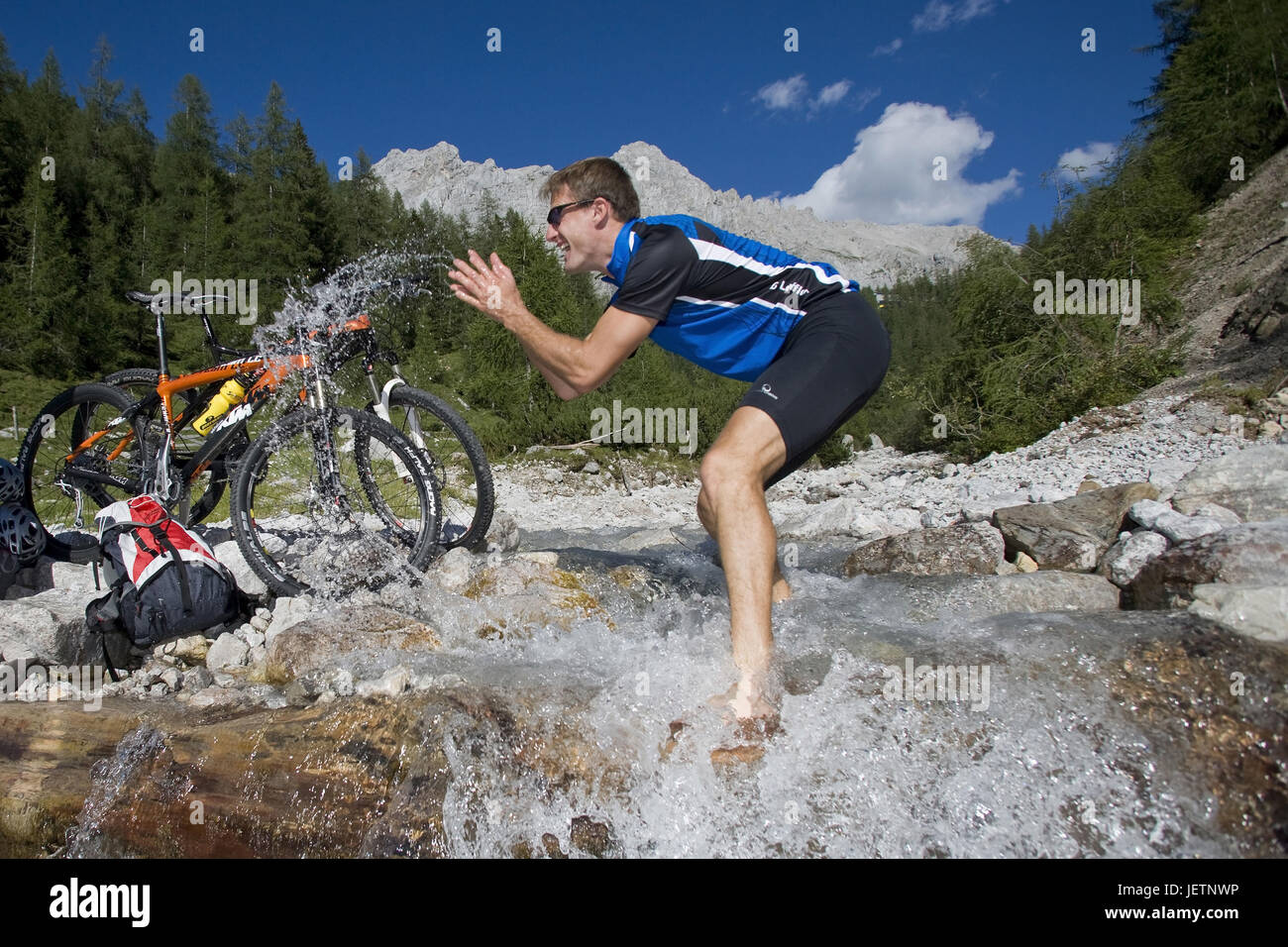Man with the mountain bike in alpine scenery, Mann mit dem Mountainbike ...