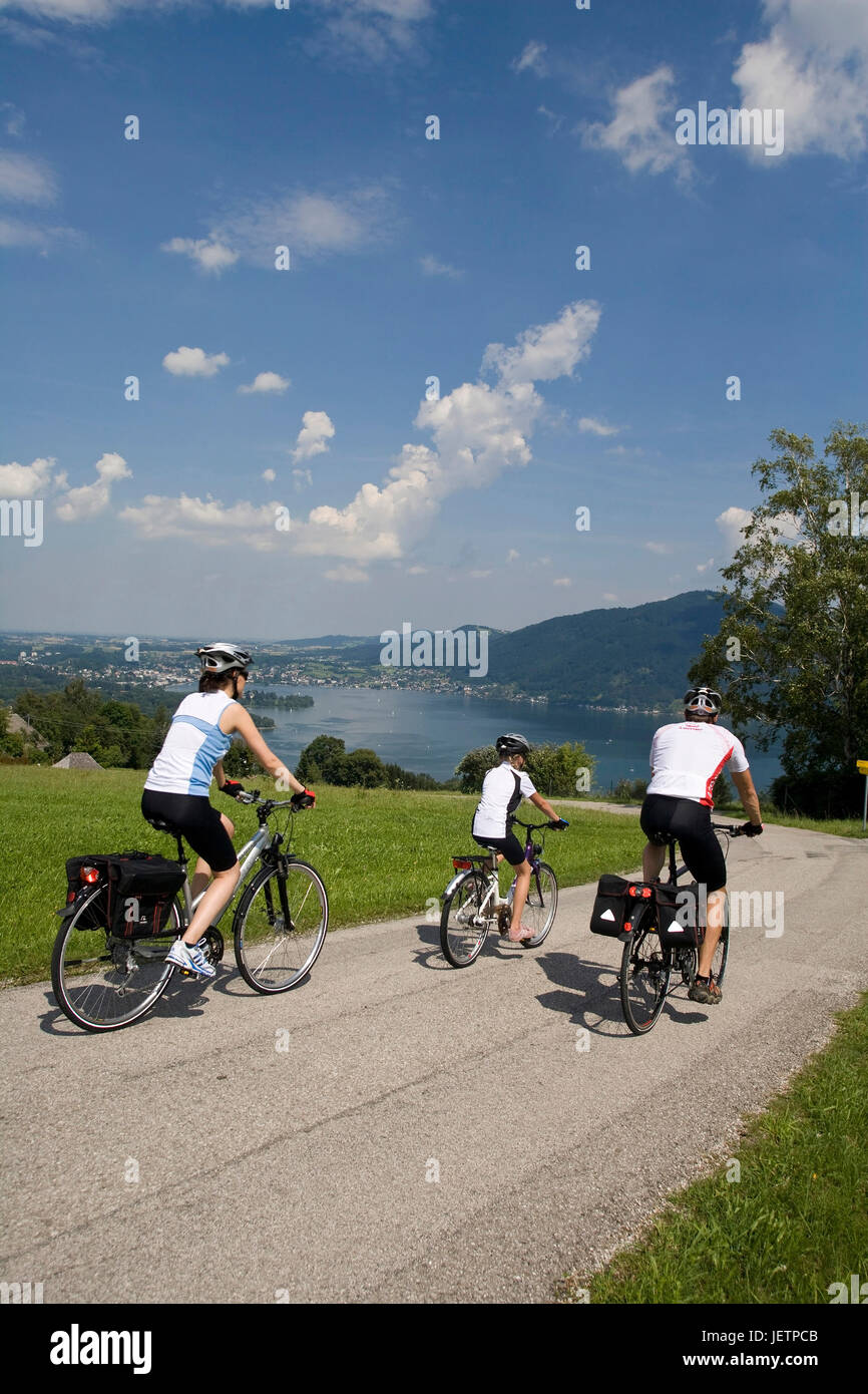 Family excursion in the mountains by the bicycle, Familienausflug im ...