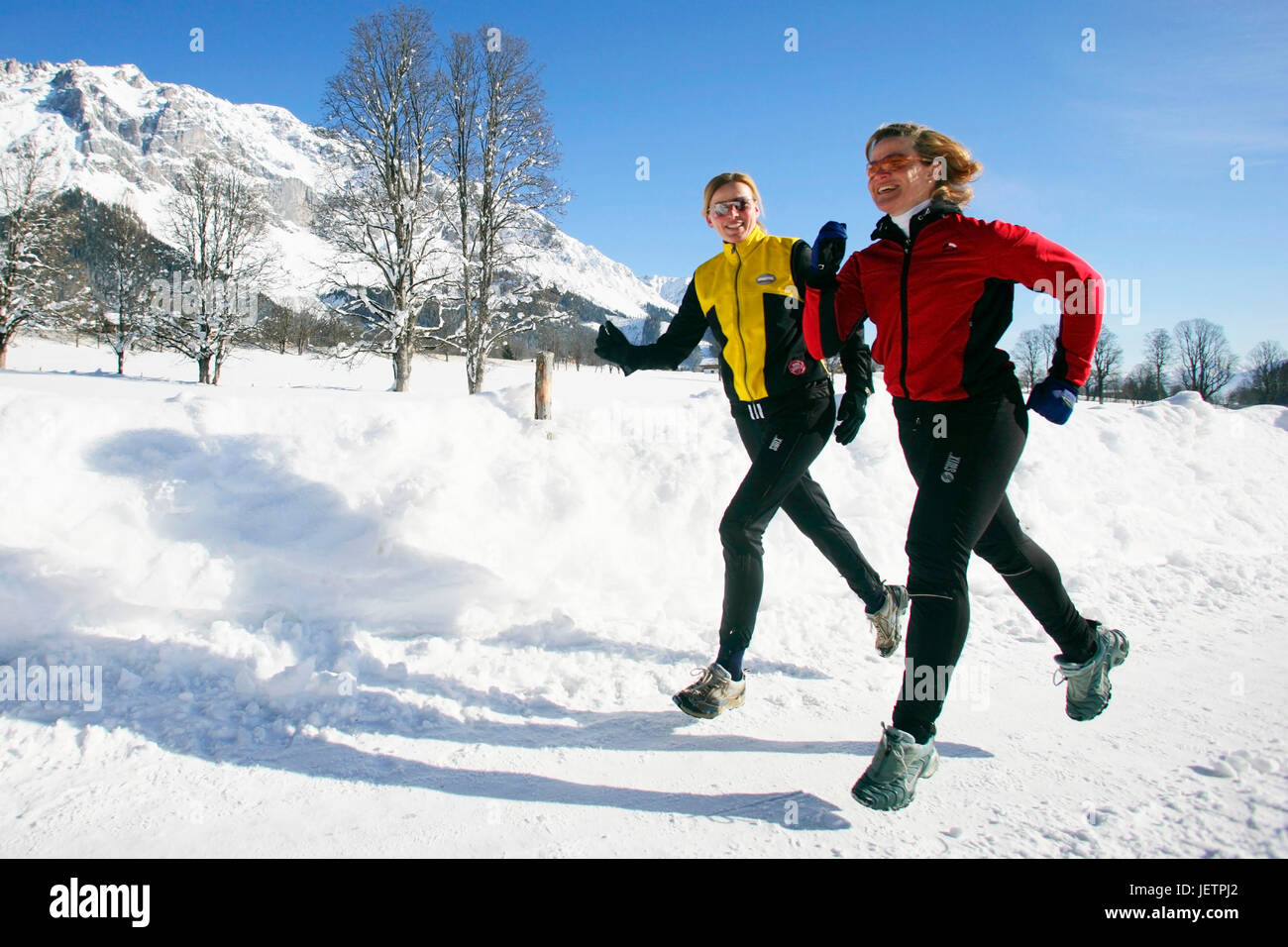 Jogging in winter, Joggen im Winter Stock Photo - Alamy