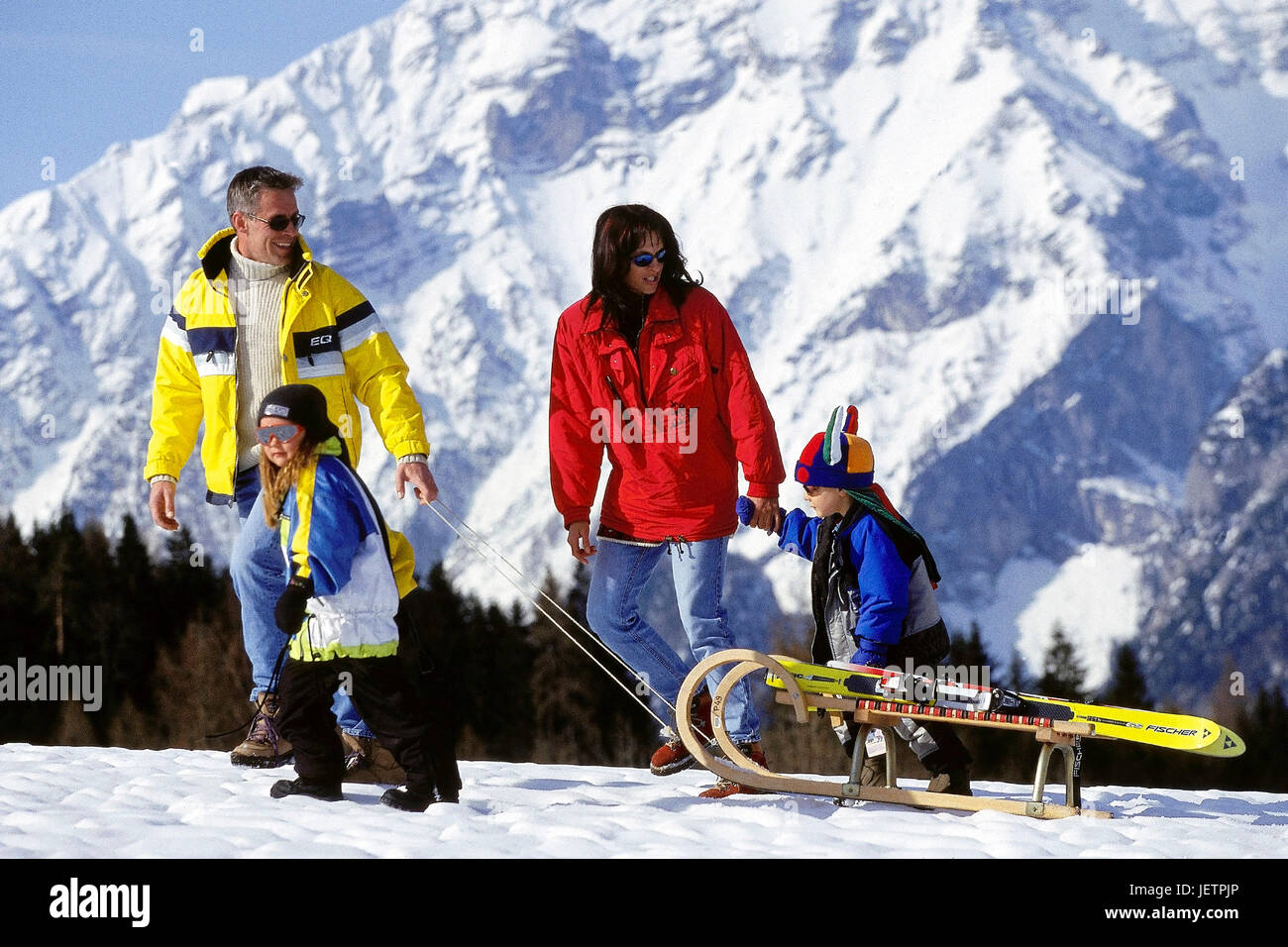 Family drives sledge, Familie faehrt Schlitten Stock Photo - Alamy