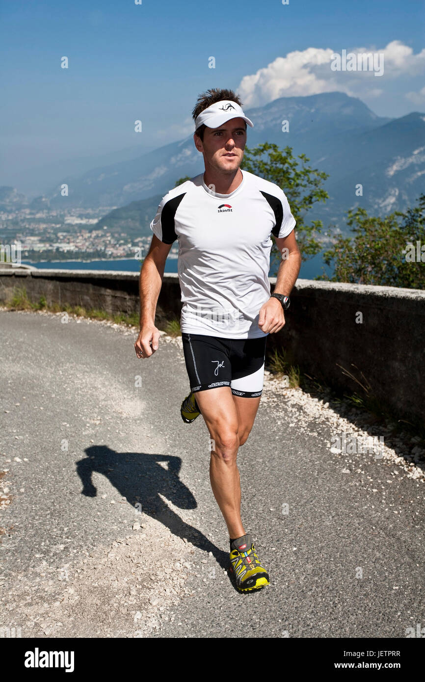 Man runs in the Gardasee, Trailrunning, Mann läuft am Gardasee Stock ...