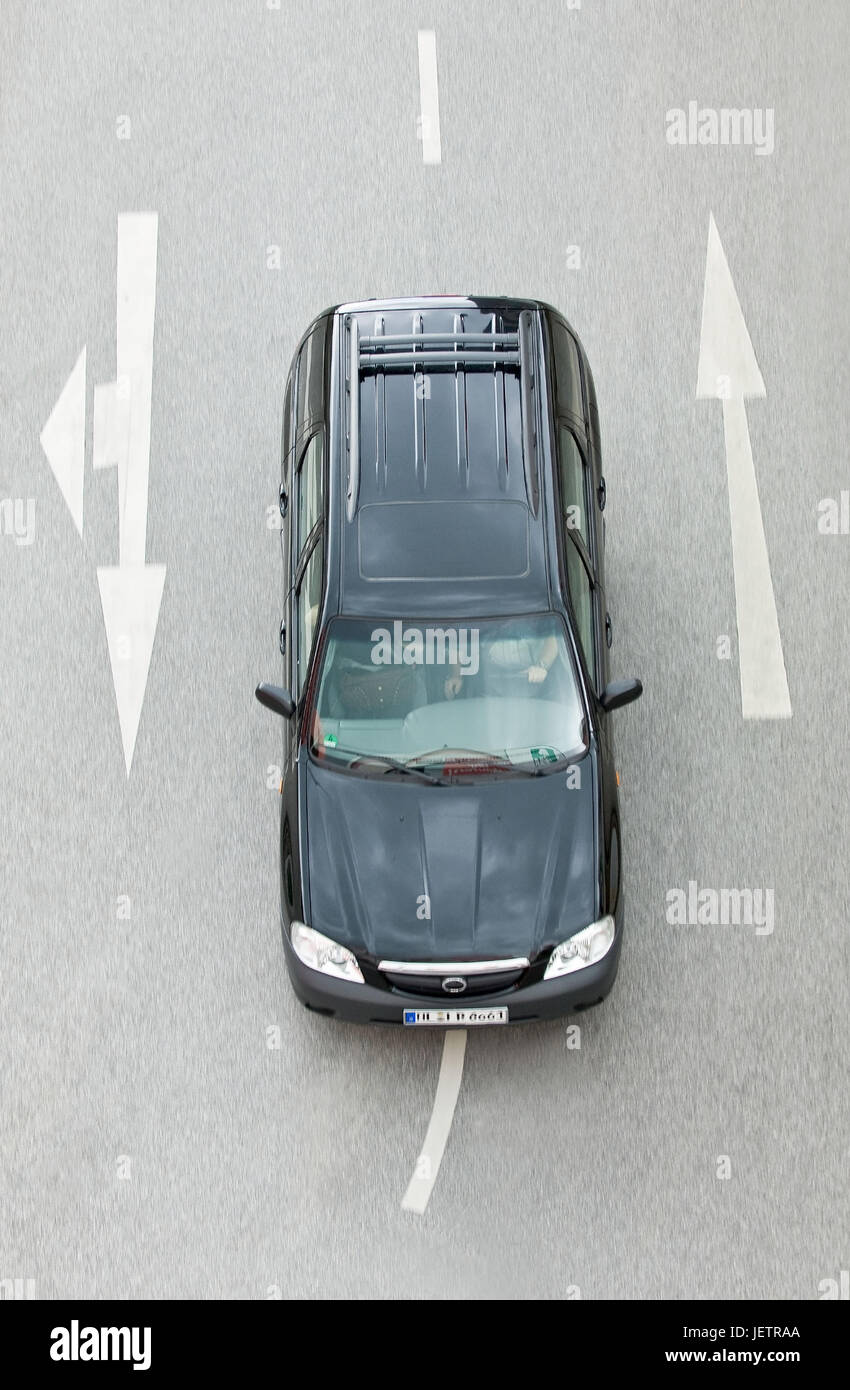 Car from above between roadway-direction arrows, Auto von oben zwischen ...