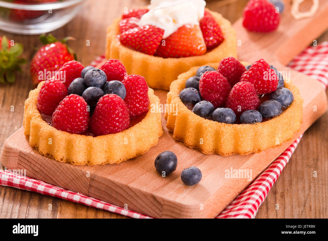 Sponge tartlets hi-res stock photography and images - Alamy