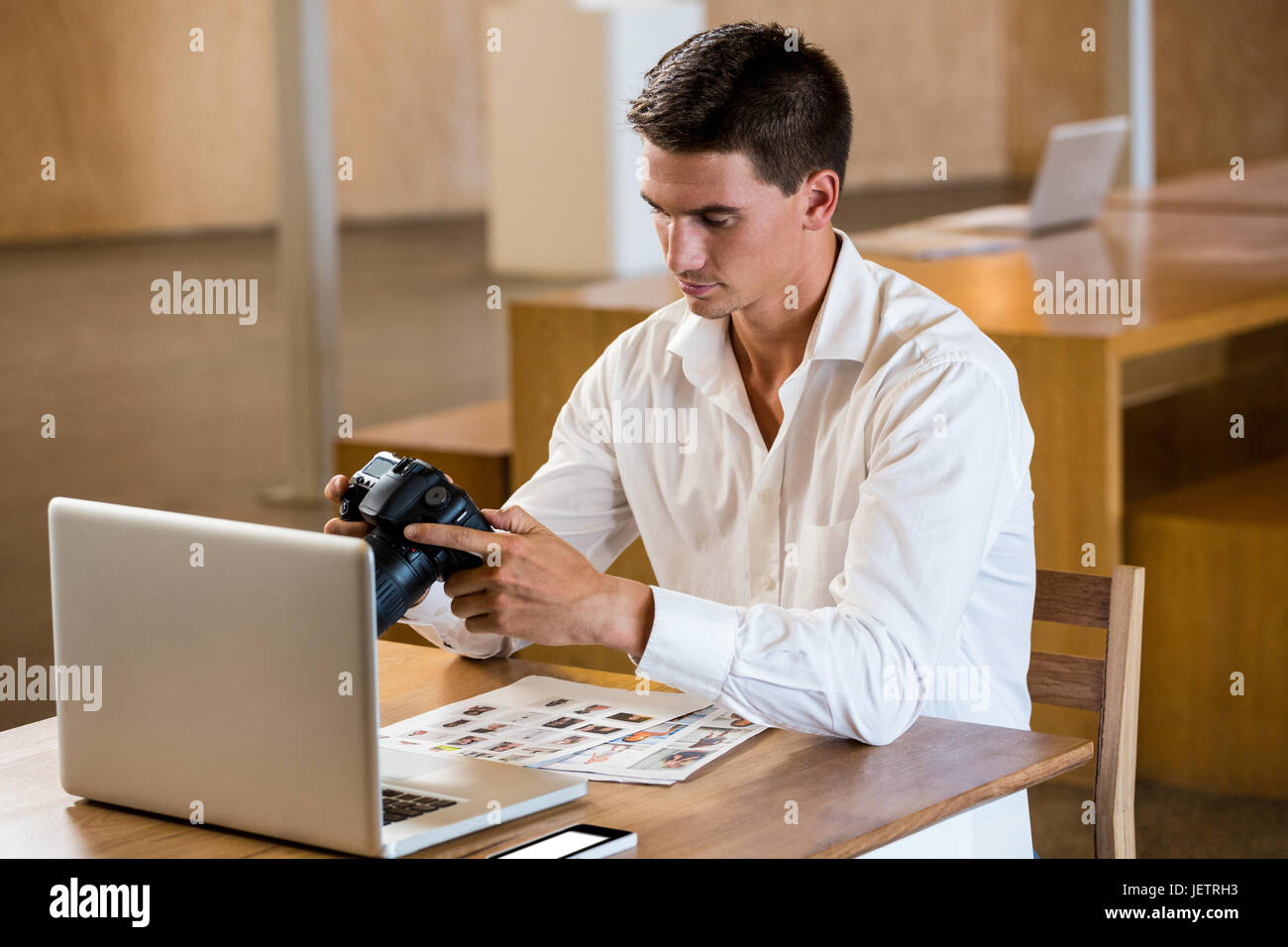 Man checking photo in camera Stock Photo - Alamy