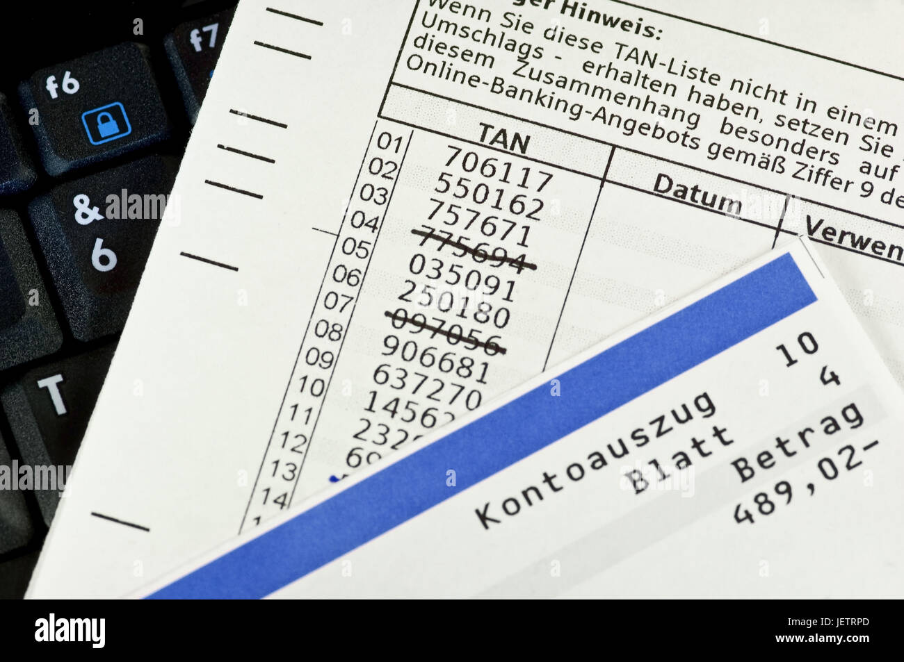 TAN list and bank statement on a PC keyboard recumbent, TAN-Liste und ...