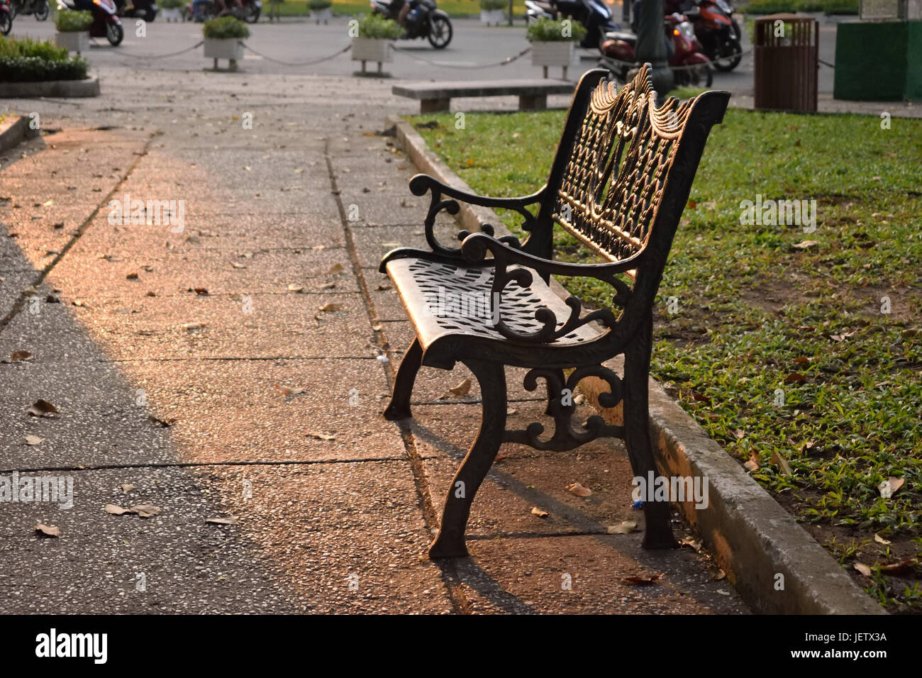 Empty bench calm hi-res stock photography and images - Alamy