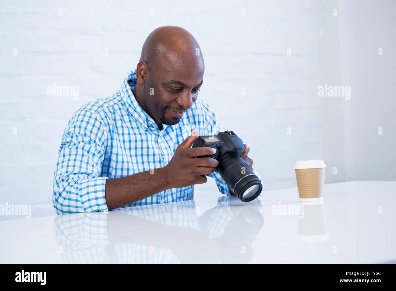 Man checking photo in camera Stock Photo - Alamy