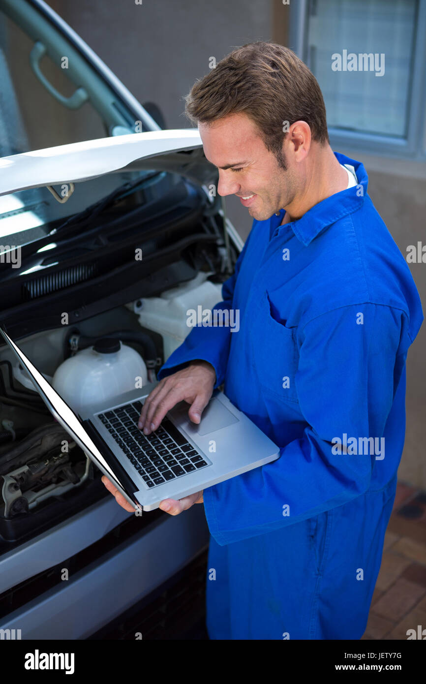Mechanic using a laptop Stock Photo - Alamy