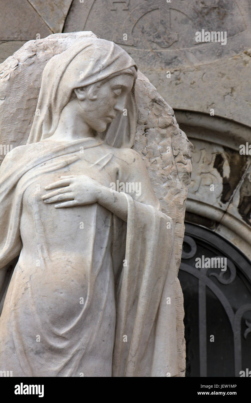 Statue of a classical female in cemetery Stock Photo - Alamy