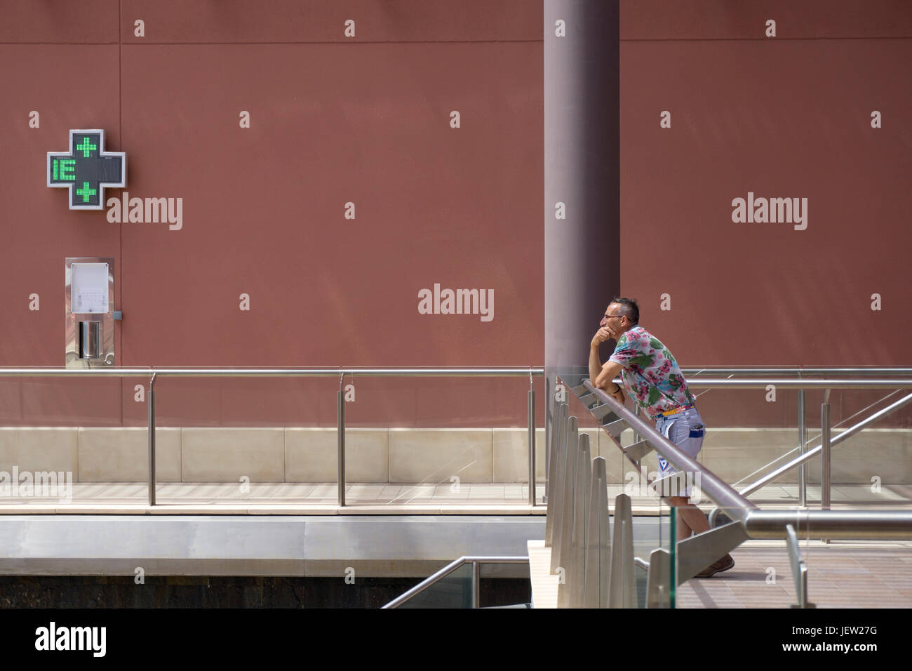 Man waiting outside medical centre hi-res stock photography and images ...