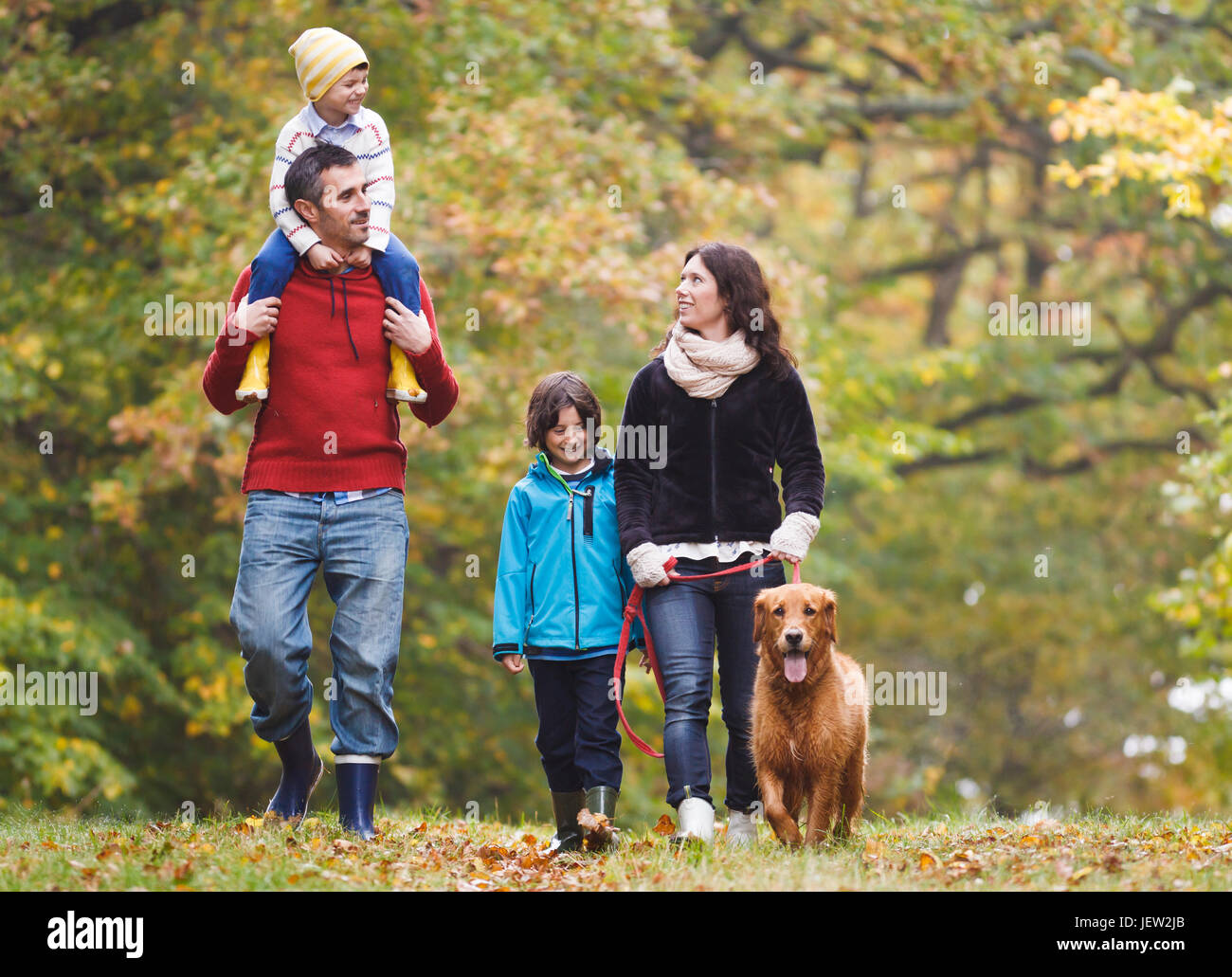 Family walking dog hi-res stock photography and images - Alamy