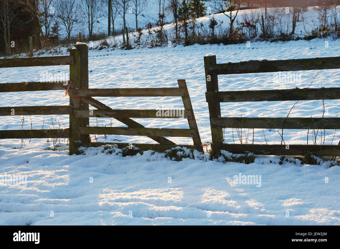 Broken wooden fence hi-res stock photography and images - Alamy