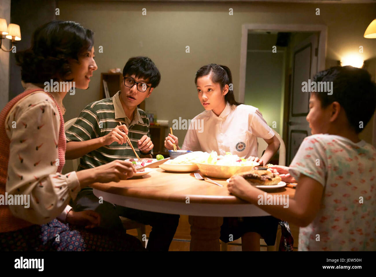 BEAUTIFUL ACCIDENT, (aka MEI HAO DE YI WA), from left: GWEI Lun-mei ...