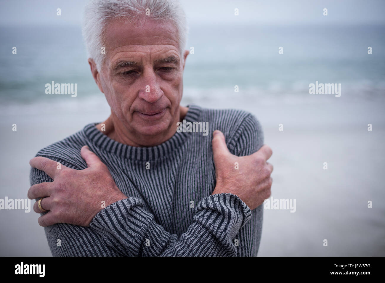 Man feeling cold outdoors hi-res stock photography and images - Alamy