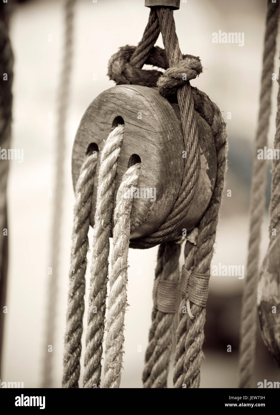 Pulley black hi-res stock photography and images - Alamy