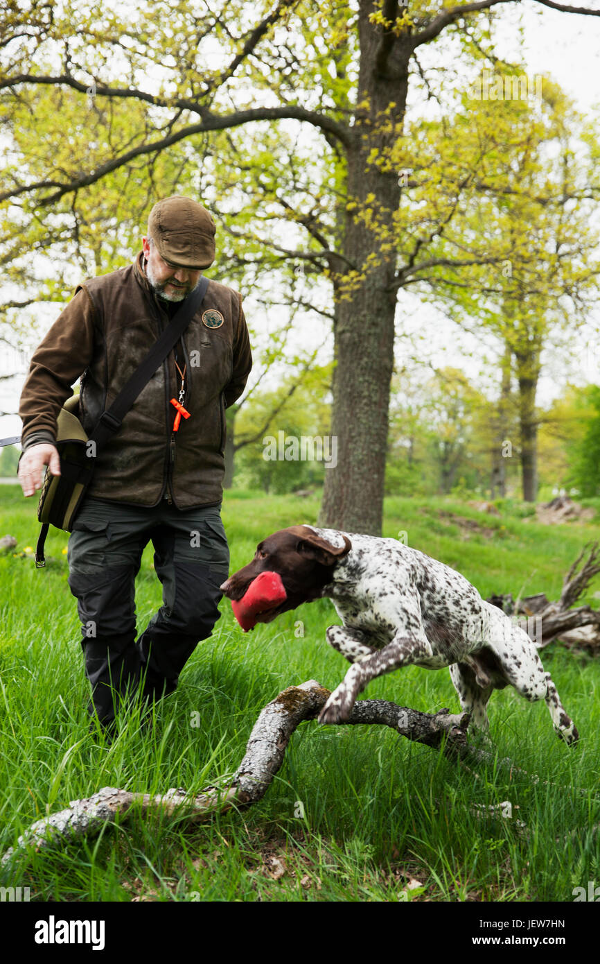 Hunter with hunting dog Stock Photo - Alamy