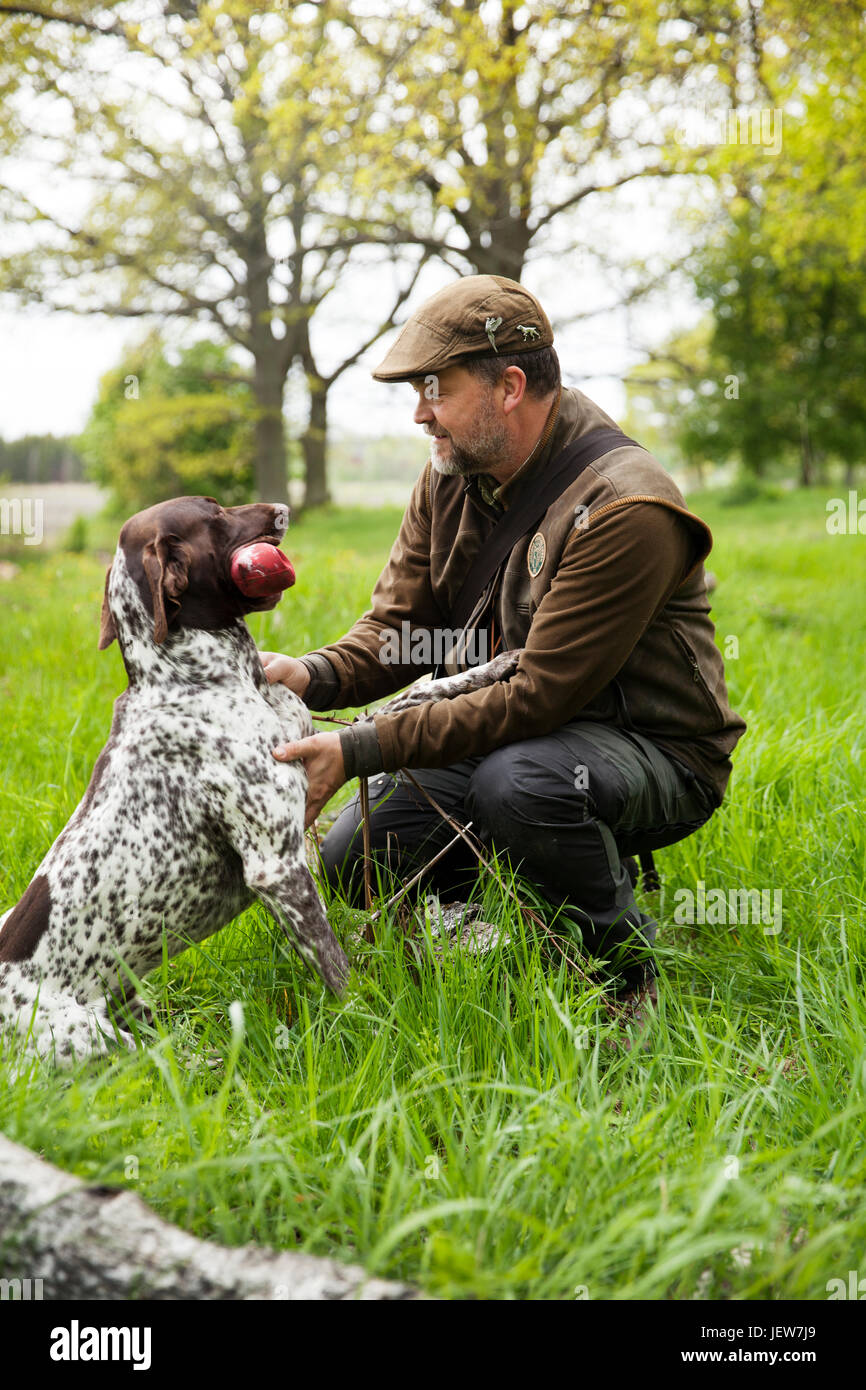 Hunter with hunting dog Stock Photo - Alamy