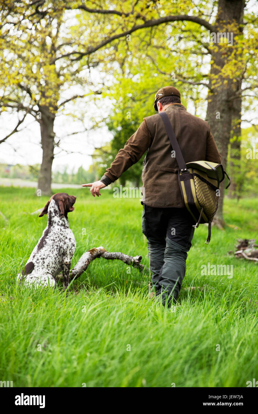 Hunter with hunting dog Stock Photo - Alamy