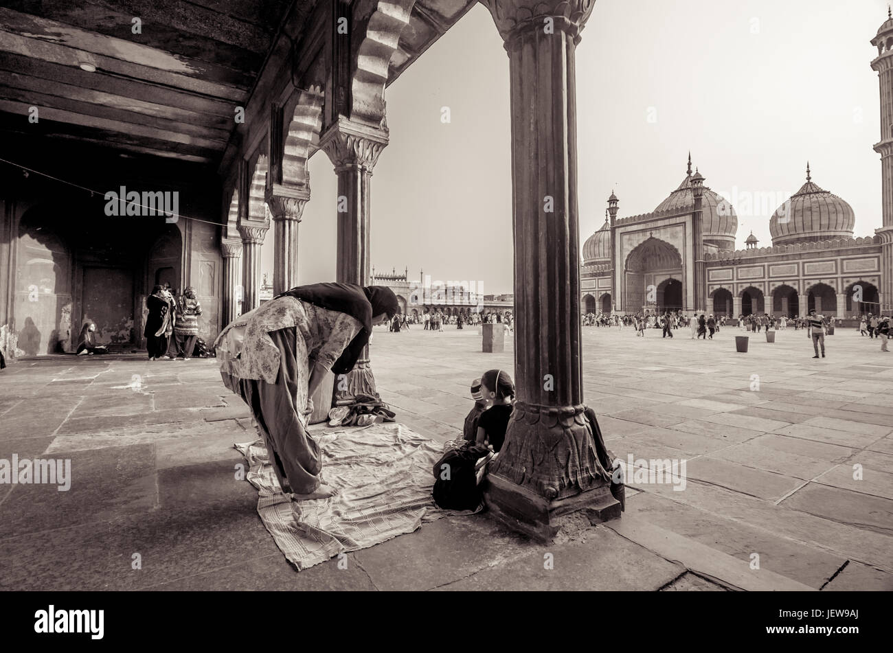 JAMA MASJID, OLD DELHI, INDIA - 24 JUNE 2017 : Indian ladies devotees ...