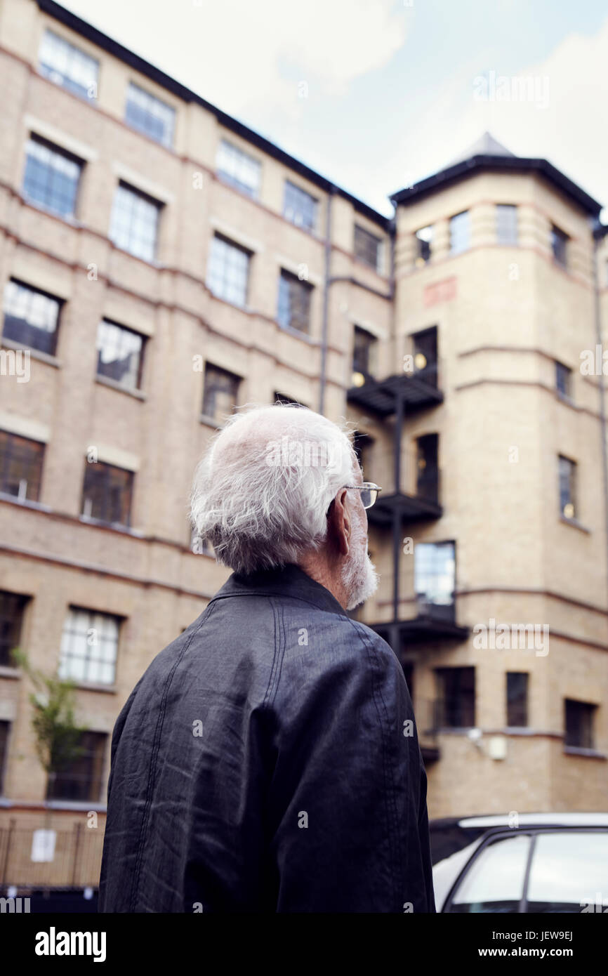 Man looking at building hi-res stock photography and images - Alamy