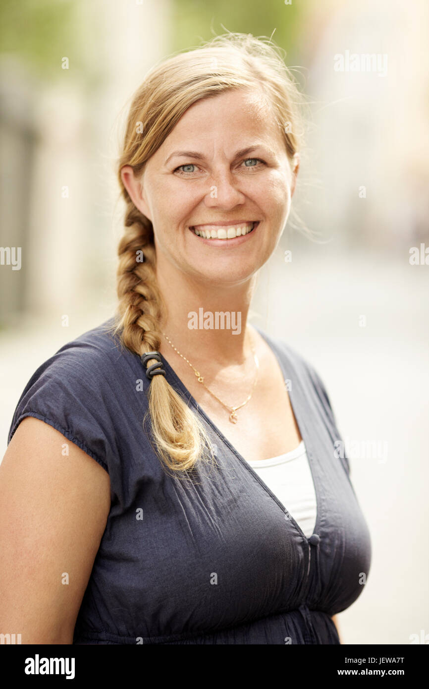 Portrait of smiling woman Stock Photo - Alamy