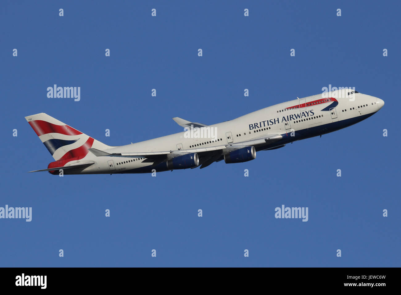 British airways flight landing hi-res stock photography and images - Alamy